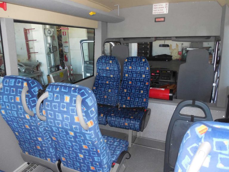 Autobus usato Isuzu P60 - Carind International